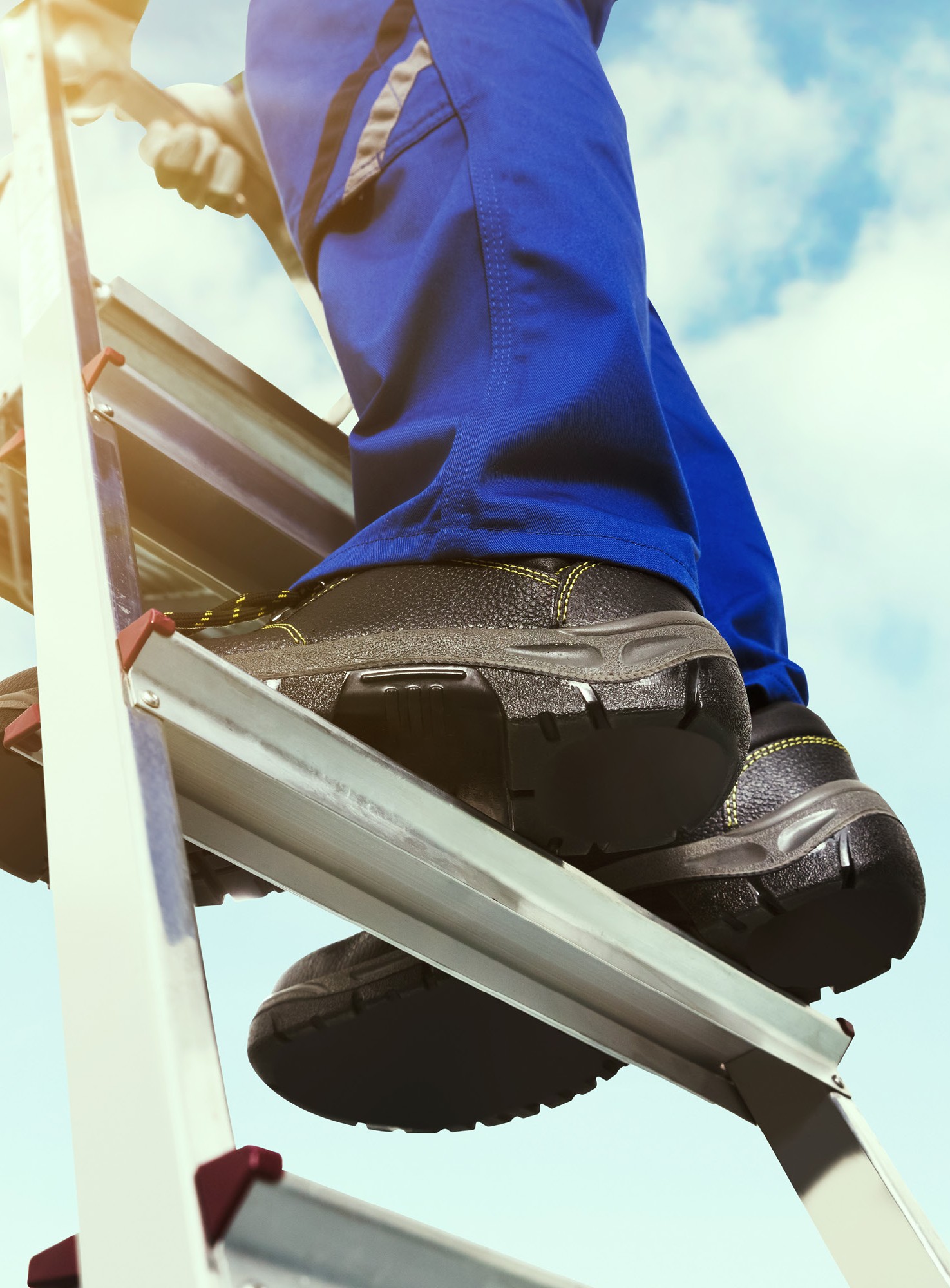 Construction Ladder Safety: OSHA Guidelines & Best Practices